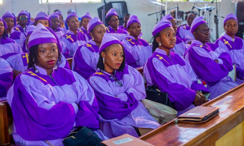 Unsmiling Choir & Other Pictures From Aregbesola's Thanksgiving Service ...